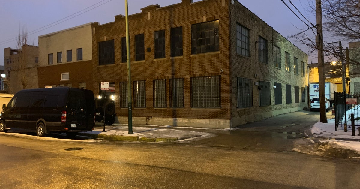 R. Kelly Vacating West Side Studio - CBS Chicago