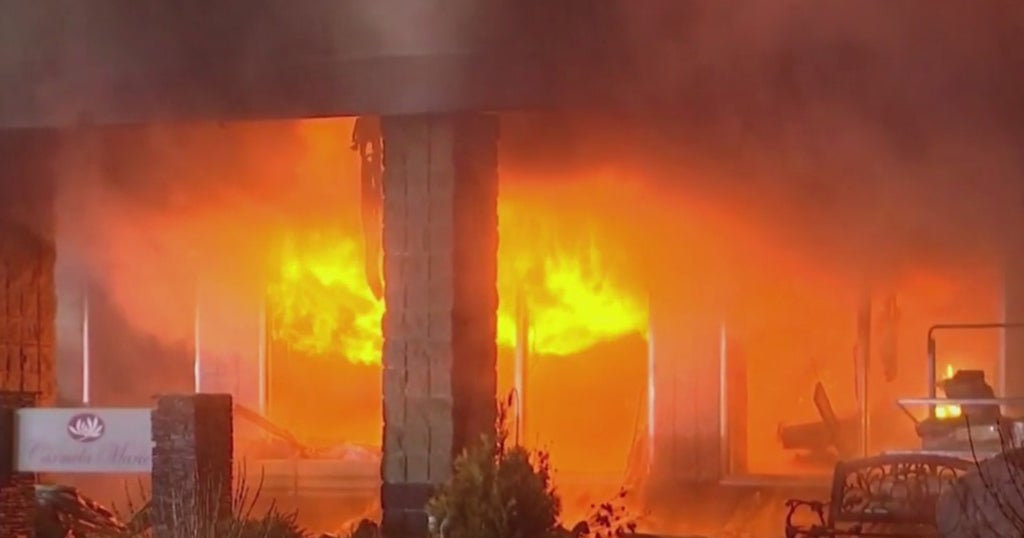 Connecticut Grocery Store Goes Up In Flames - CBS New York