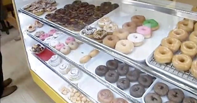Son's tweet about dad's empty donut shop gets sweet reaction - CBS News