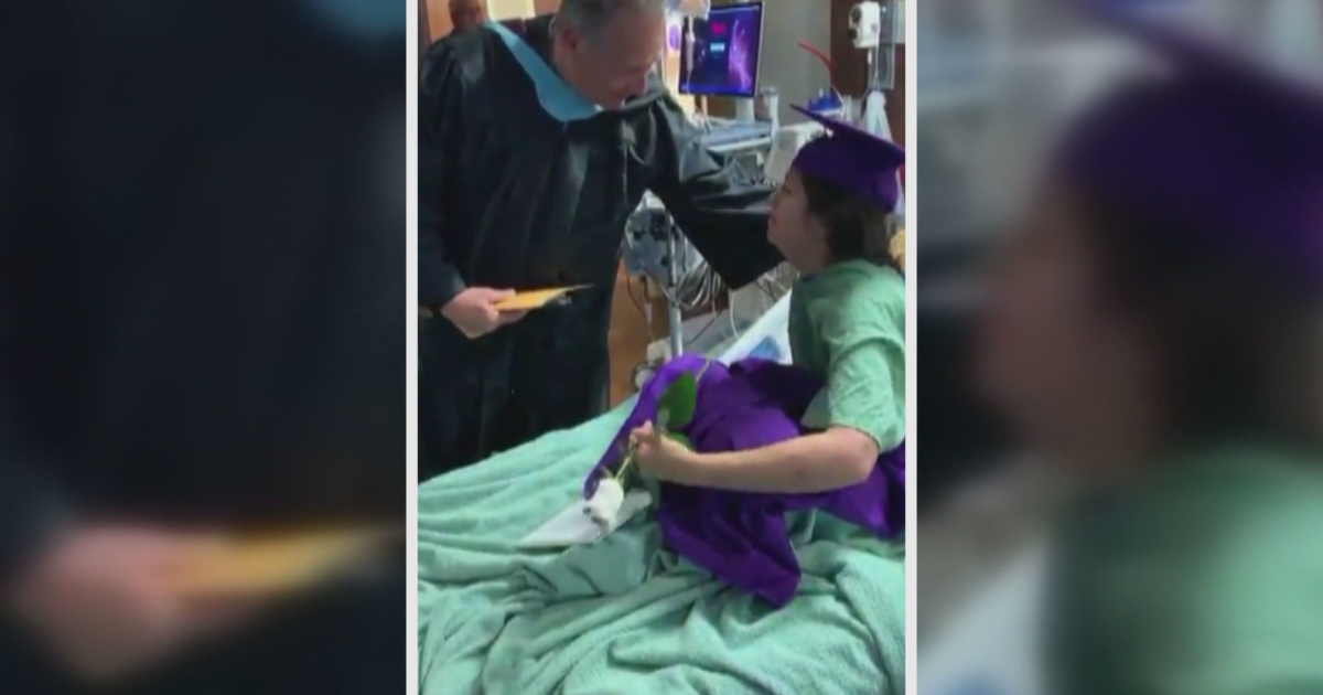Students Help Organize Hospital Graduation Ceremony For Sick Classmate ...