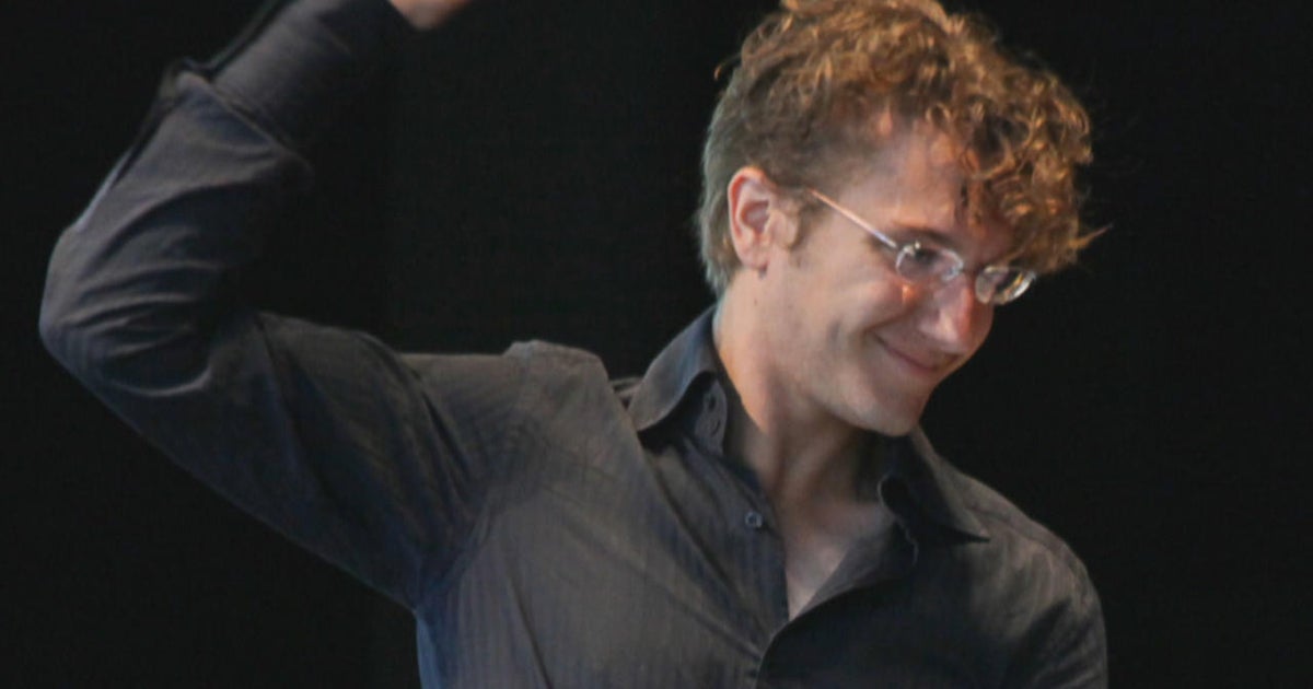 Teddy Abrams, the Louisville Orchestra's rock star - CBS News