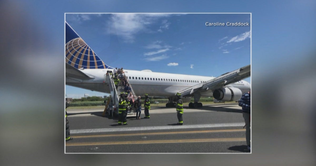 United Airlines Plane Blows Tires, Skids On Runway Landing At Newark Airport - CBS Philadelphia