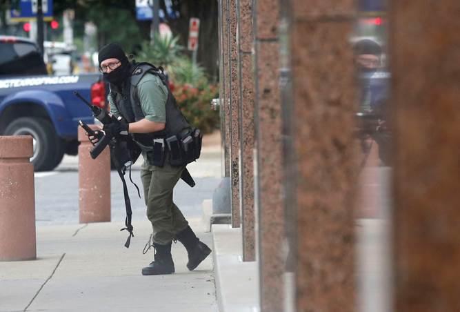 Dallas shooting suspect Brian Isaack Clyde shot dead by police at Earl ...