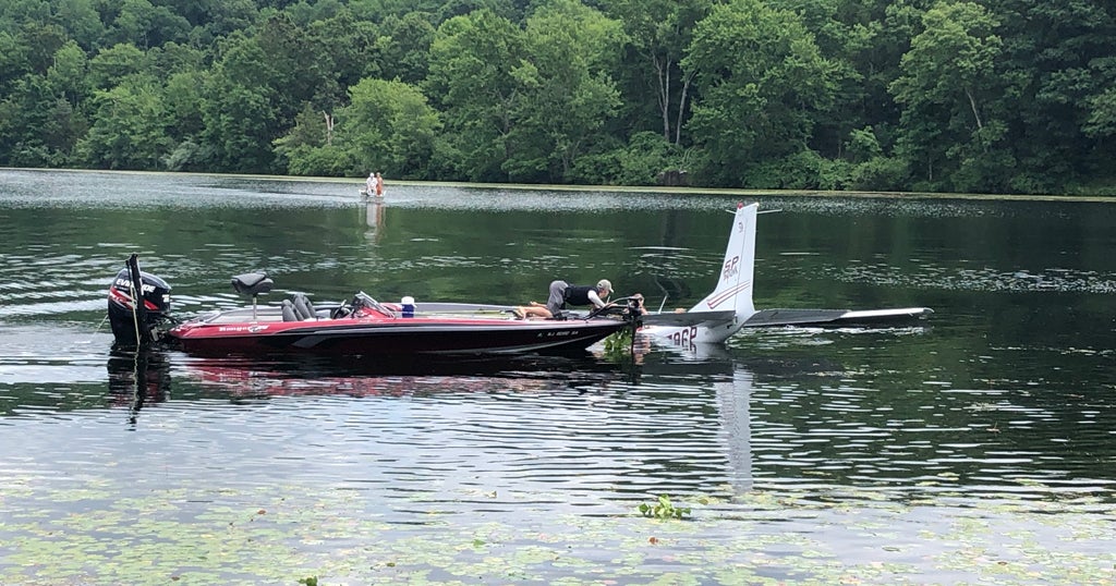 4 Passengers Safe After Small Plane Lands In N.J. Lake - CBS New York
