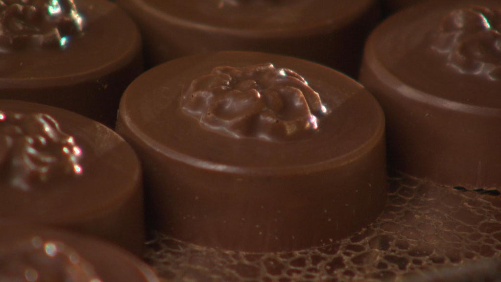 It Happens Here: Colonial Candies In Bolton - CBS Boston
