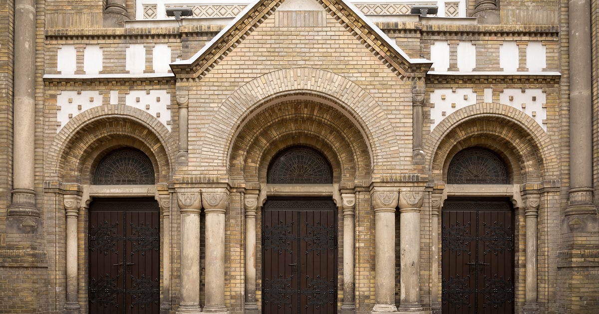 A Synagogue In Michigan Found Anti-Semitic Posters On Its Door - CBS ...