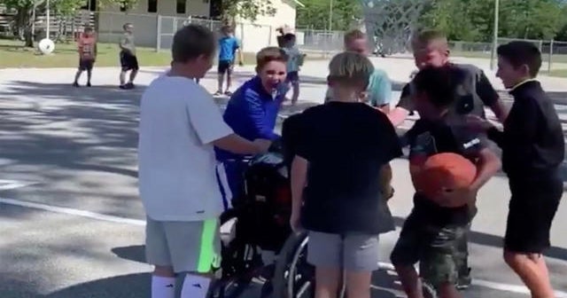 Boys help classmate in wheelchair play basketball - CBS News