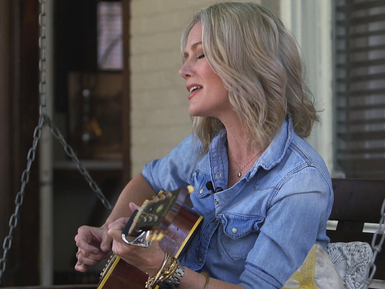 Allison Moorer pens memoir about parents' murder-suicide: "What I'm ...