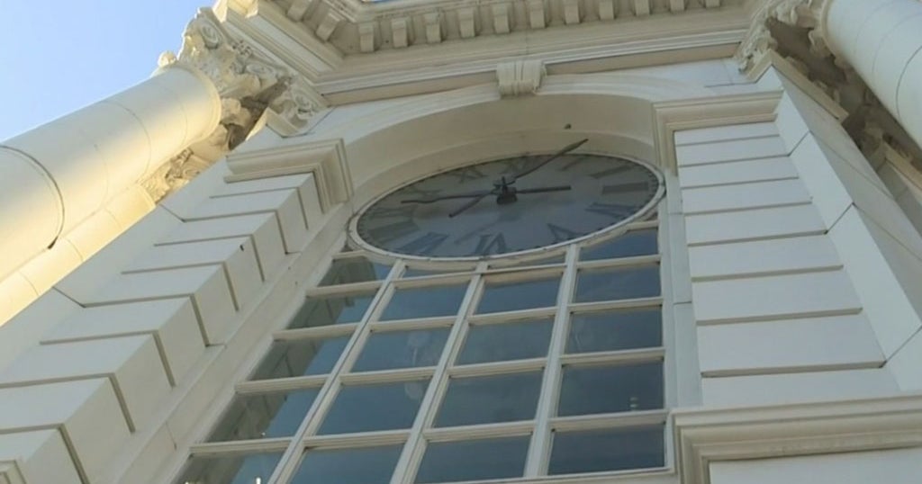 New York City Clock Master Turns Back Time By Hand Ahead Of Daylight ...