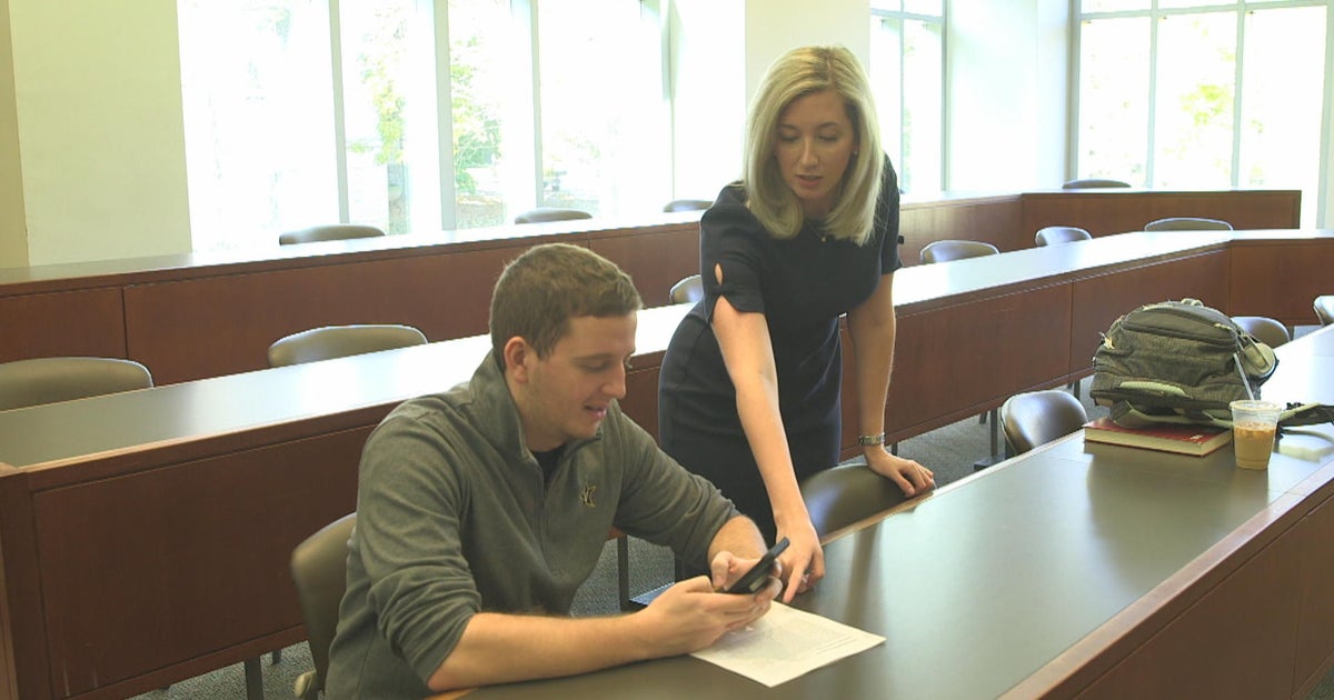 Veterans in graduate school pay it forward to younger students - CBS News