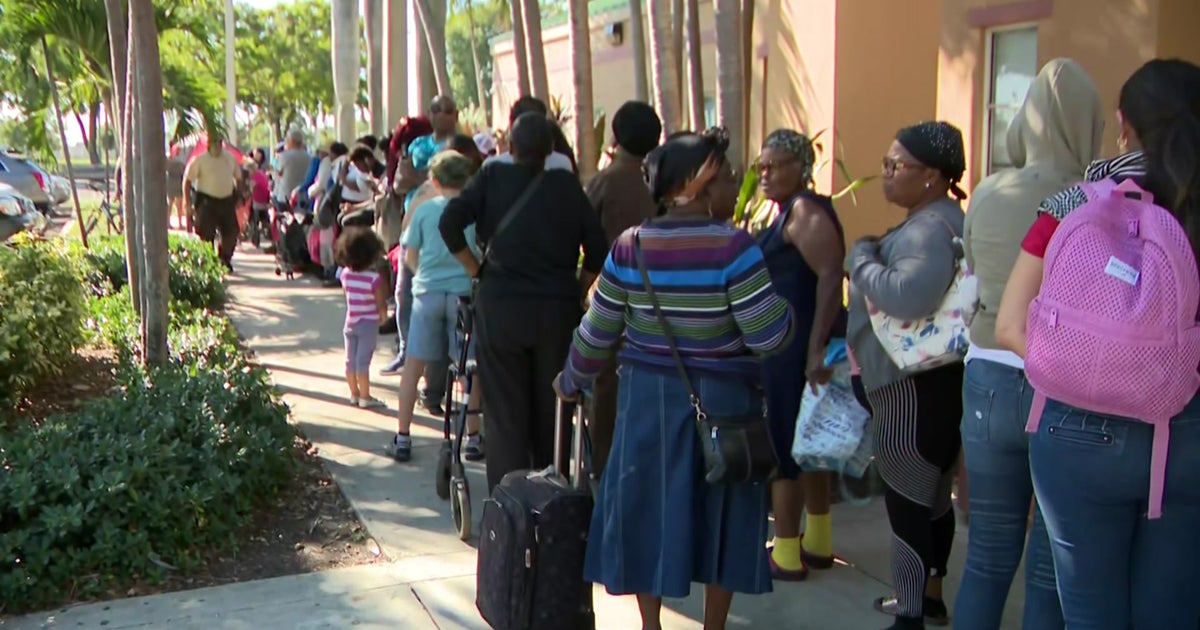 1,000 Turkeys Given Away In NW Miami To Families In Need - CBS Miami
