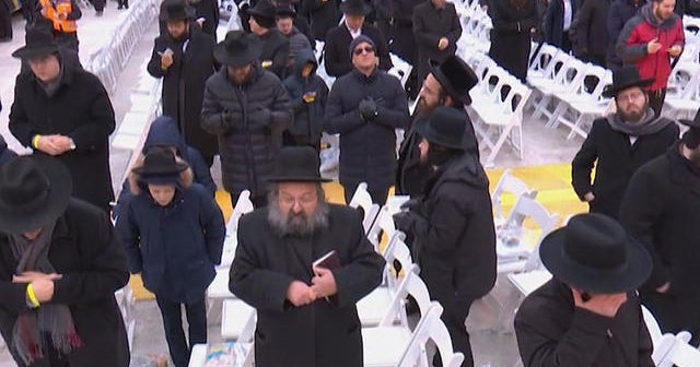 Tens of thousands of Jewish people celebrate religious event after ...