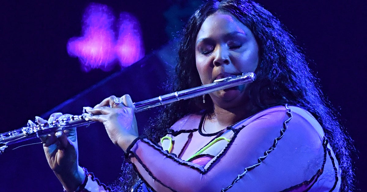 Lizzo Pays Tribute To Kobe Bryant In Pre-Super Bowl Concert In Miami ...