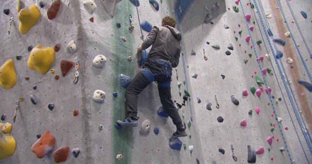 A new system could help blind people learn to rock climb - CBS News