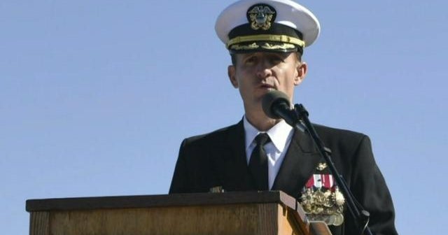 Sailors cheer for ousted aircraft carrier captain - CBS News