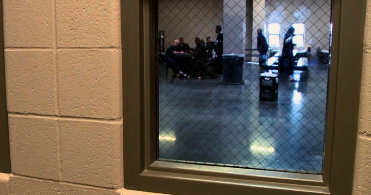 The coronavirus crisis behind bars - CBS News