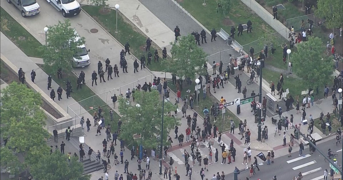Denver Police Erect Barricade, Clash With Protesters Outside ...