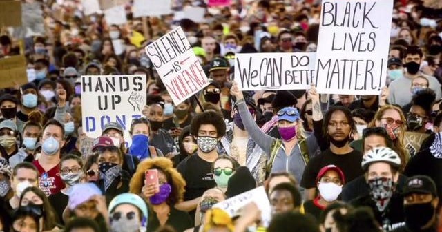 Moments of grace and unity during George Floyd protests - CBS News