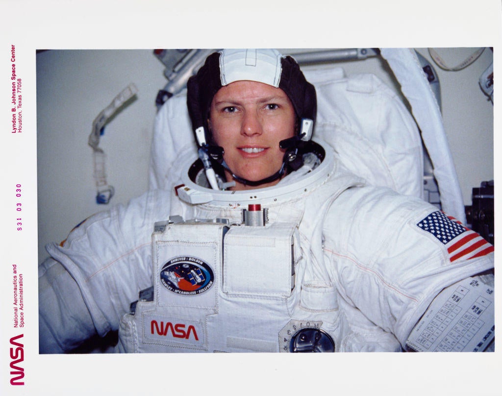 Kathy Sullivan becomes first person to walk in space and reach ocean's ...