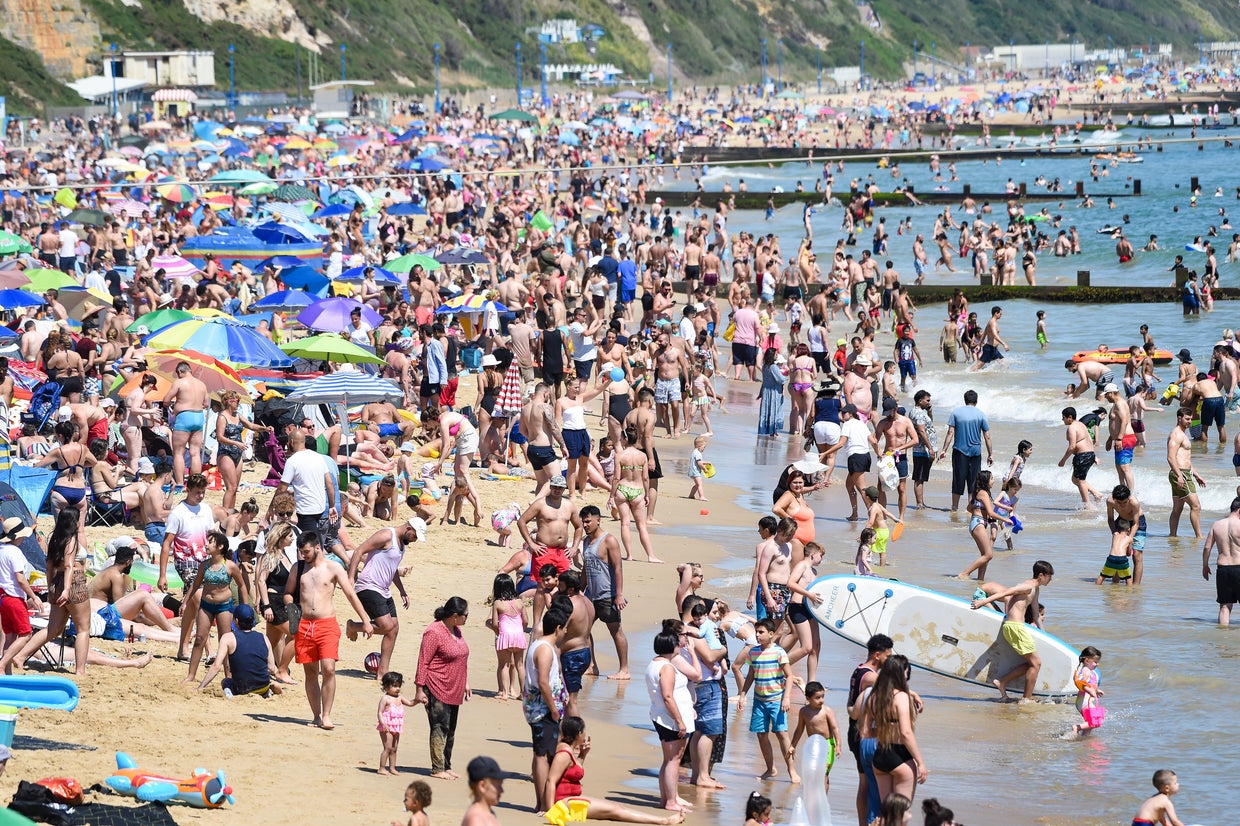 Thousands ignore health warnings to flock to U.K. beaches during ...