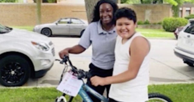 Milwaukee bus driver surprises 10-year-old boy with new bike - CBS News