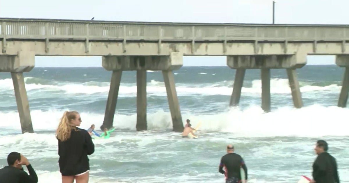 Thrillseekers & Wave Watchers Enjoy Rough Surf In Northeast Broward Thanks To Isaias - CBS Miami