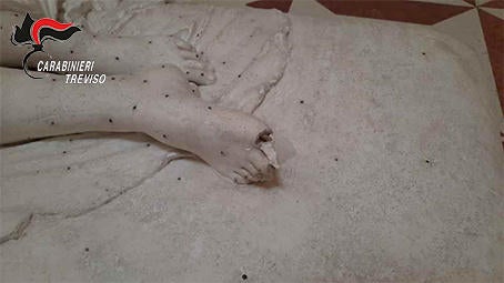 Tourist damages 200-year-old Italian sculpture while posing for a photo ...