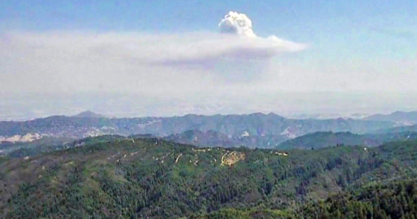 SCU Lightning Complex: 376,000 Acres, 33 Structures Burned; 45 Percent ...