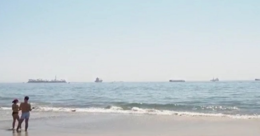 Locals Seek Relief From Extreme Heat By Flocking To Beaches - CBS Los ...