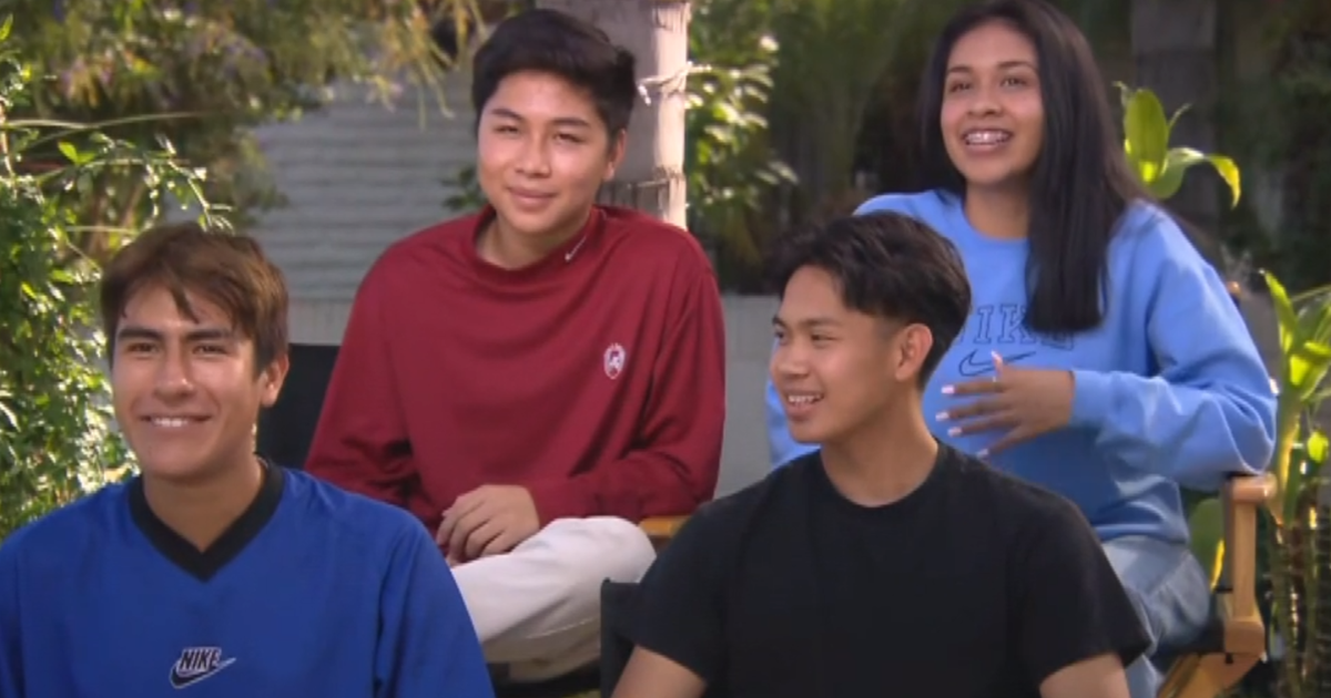 Friends focus on mental health in "Teenager Therapy" podcast - CBS News