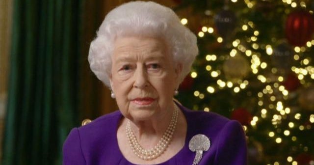 Queen Elizabeth spends Christmas in Windsor for the first time in 32 ...