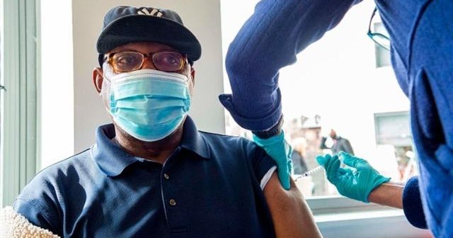 Doctor explains the challenges of vaccinating the American population ...