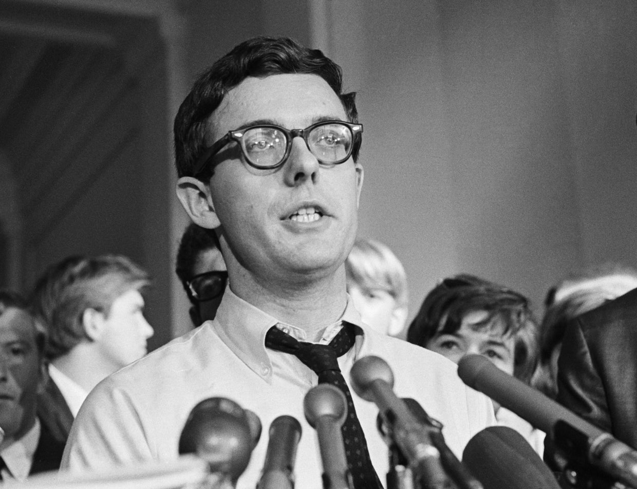 Rennie Davis, "Chicago Seven" activist, has died at 80 - CBS News