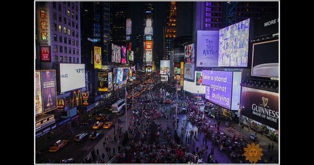 Times Square takes center stage - CBS News