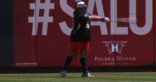 Chris Christie plays charity softball at Yankee Stadium - CBS News