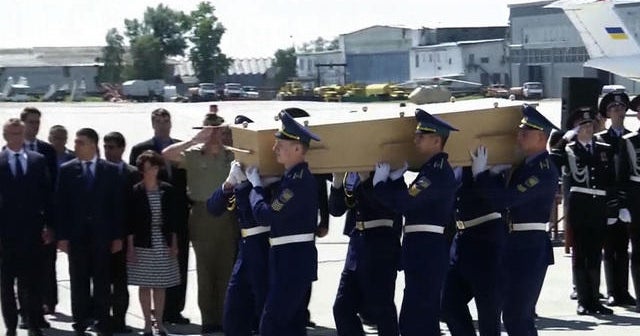 Malaysia Airlines Flight 17 victims' bodies en route to the Netherlands ...