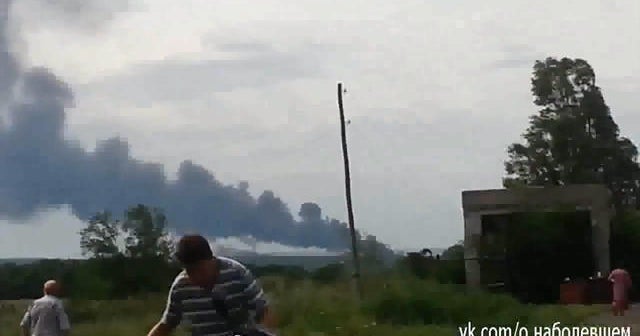 RAW VIDEO: Purported Malaysia Airlines MH17 crash - CBS News