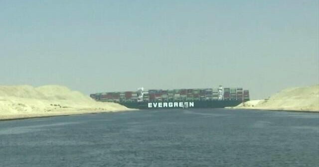 Huge cargo ship blocks Suez Canal - CBS News
