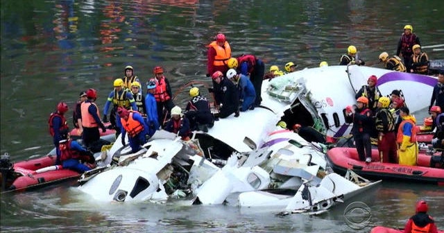 TransAsia plane hits overpass in deadly crash - CBS News