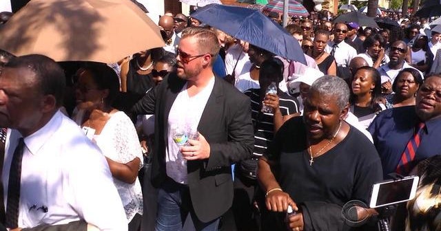 Mourners pay tribute to Rev. Clementa Pinckney - CBS News