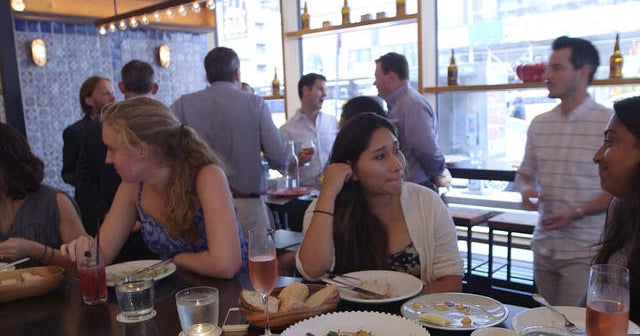 Why noisy restaurants are getting lots of buzz - CBS News