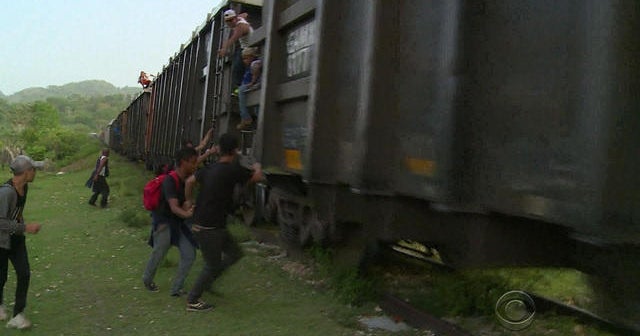 Central American migrants flood Mexico border - CBS News