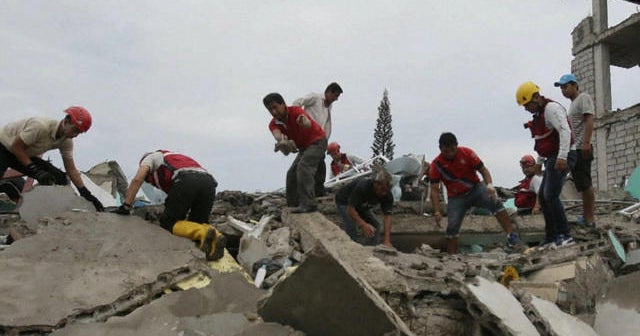 Ecuador earthquake survivor describes deadly event - CBS News