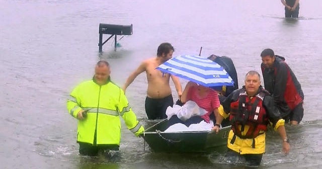 Louisiana flood victims turn to each other to survive crisis - CBS News