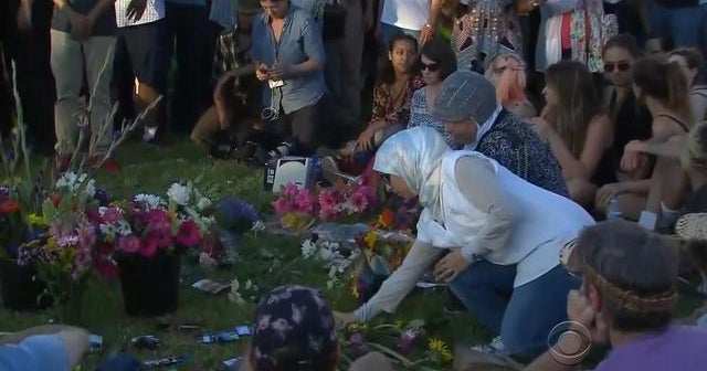Portland honors heroes stabbed on train - CBS News