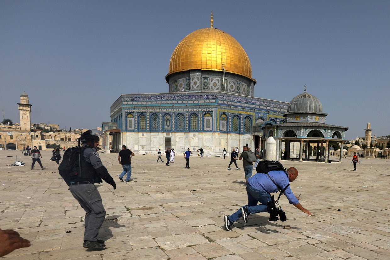 Israel strikes Gaza, Hamas fires rockets after hundreds of Palestinians ...