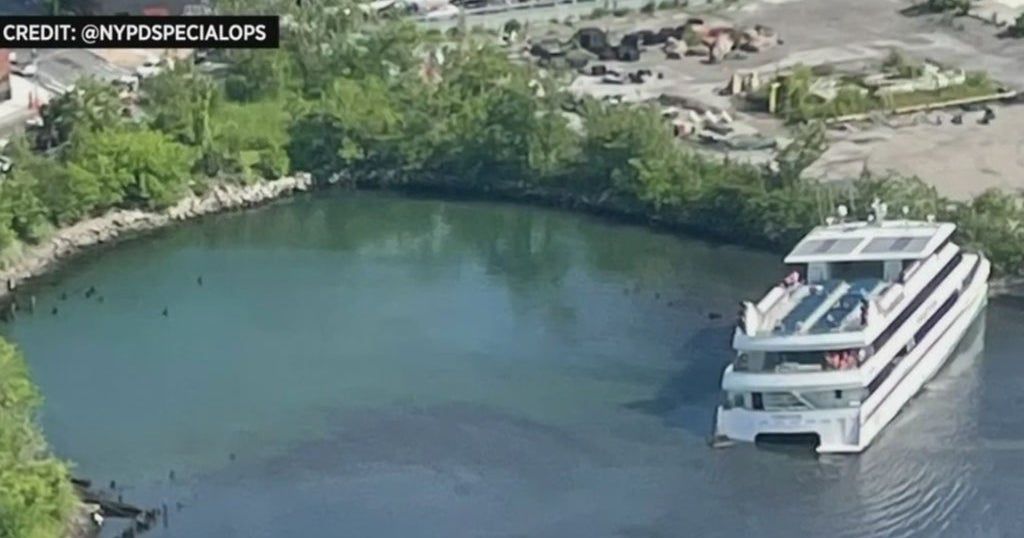 Ferry Runs Aground In Brooklyn, Over 100 Passengers Evacuated - CBS New ...