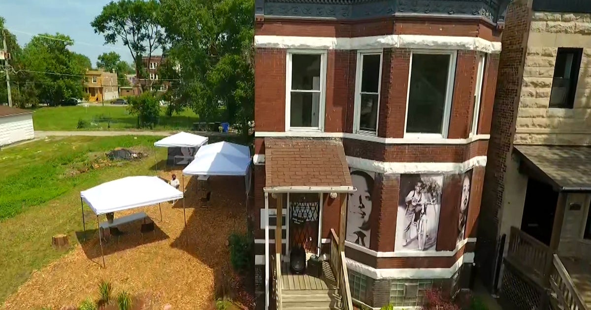 Chicago Landmark Plaque Added To Childhood Home Of Emmett Till - CBS ...