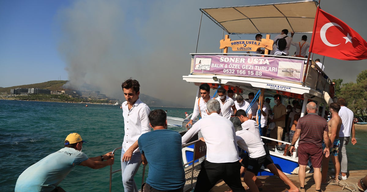 Turkey evacuates panicked tourists by boat from wildfires - CBS News