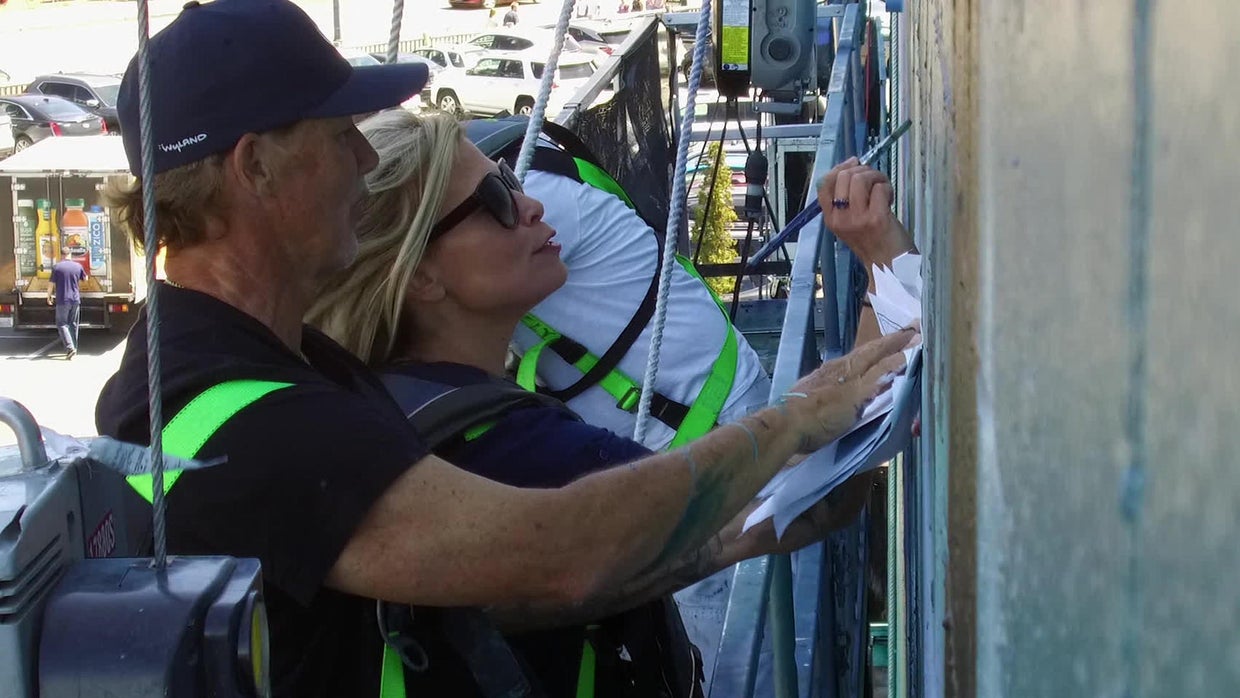 The artist Wyland and his "whaling walls" - CBS News